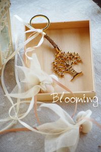 Μπομπονιερα μπρελοκ δεντρο ζωης ευχες - Blooming